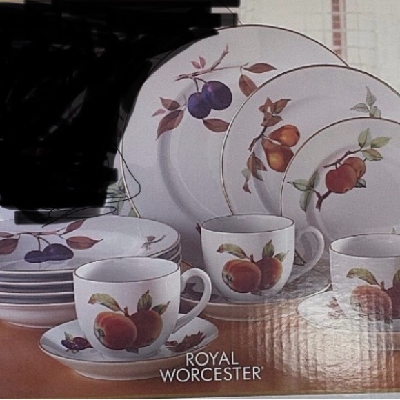 Royal Worcester | Dining | Royal Worcester Evesham Gold Edge 4 Six ...